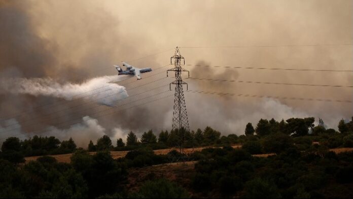 Ανεξέλεγκτη η φωτιά στην Βαρυμπόμπη - Εγκαταλείπουν οι κάτοικοι την ...