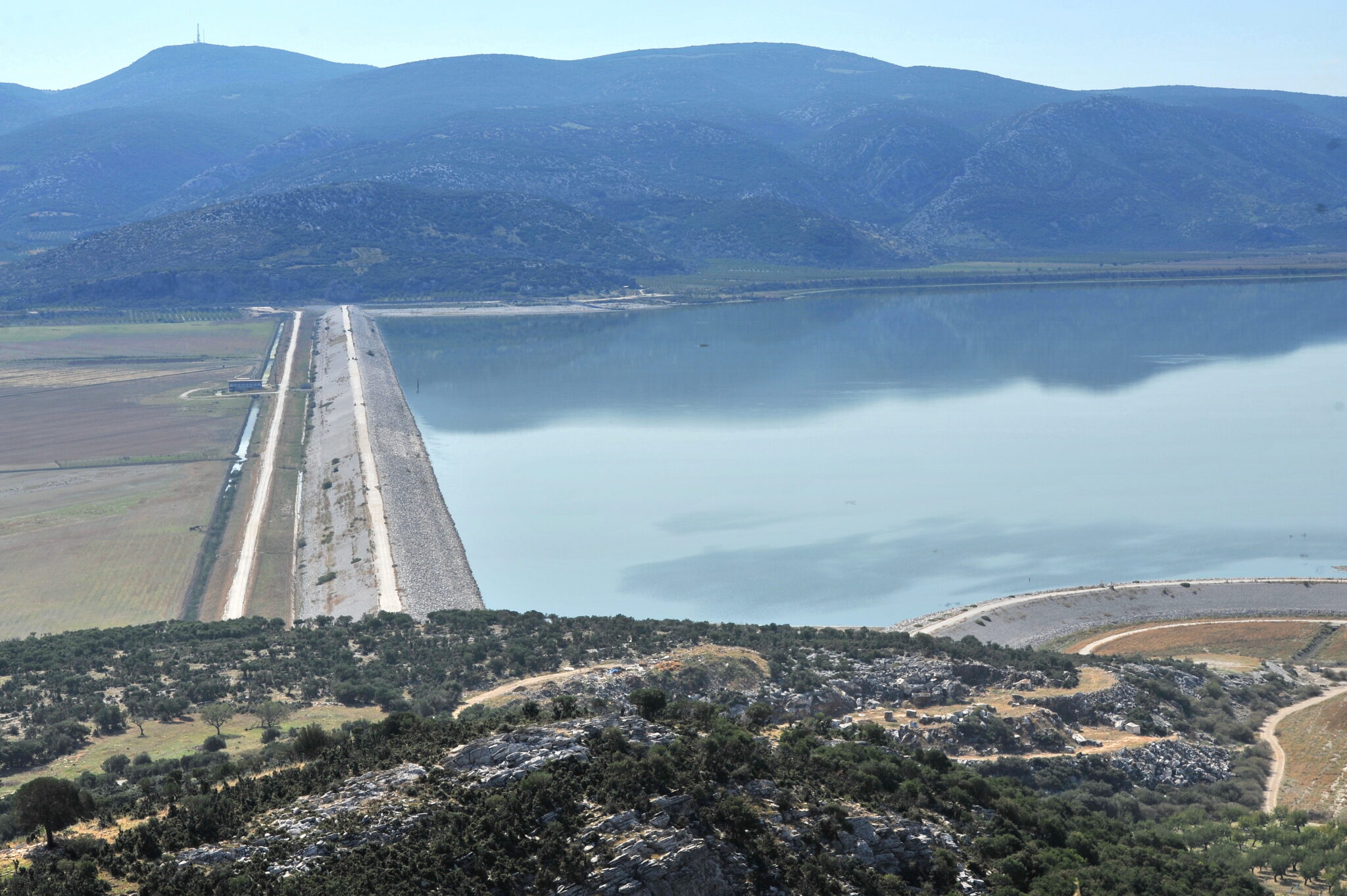 «Ρίξτε μια ματιά στη Βασιλική λίμνη Κάρλα, που αποστραγγίστηκε από την ...